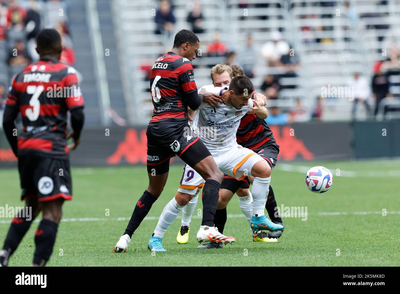 SYDNEY, AUSTRALIEN - 9. OKTOBER: Marcelo Guedes von Western Sydney Wanderers tritt mit Bruno ...