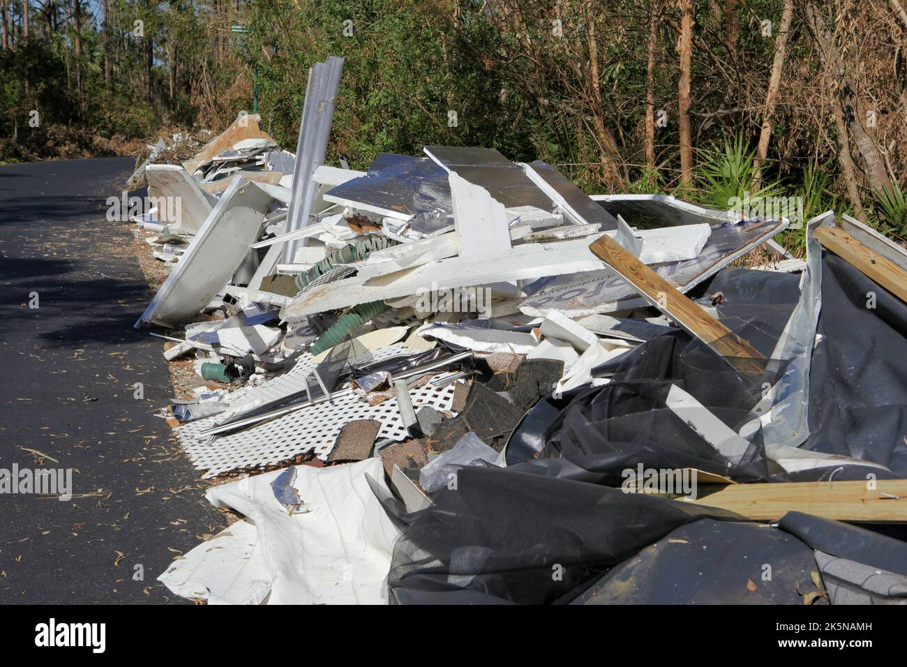 Trümmer von Häusern, die durch den Orkanen Ian zerstört wurden, liegen ...