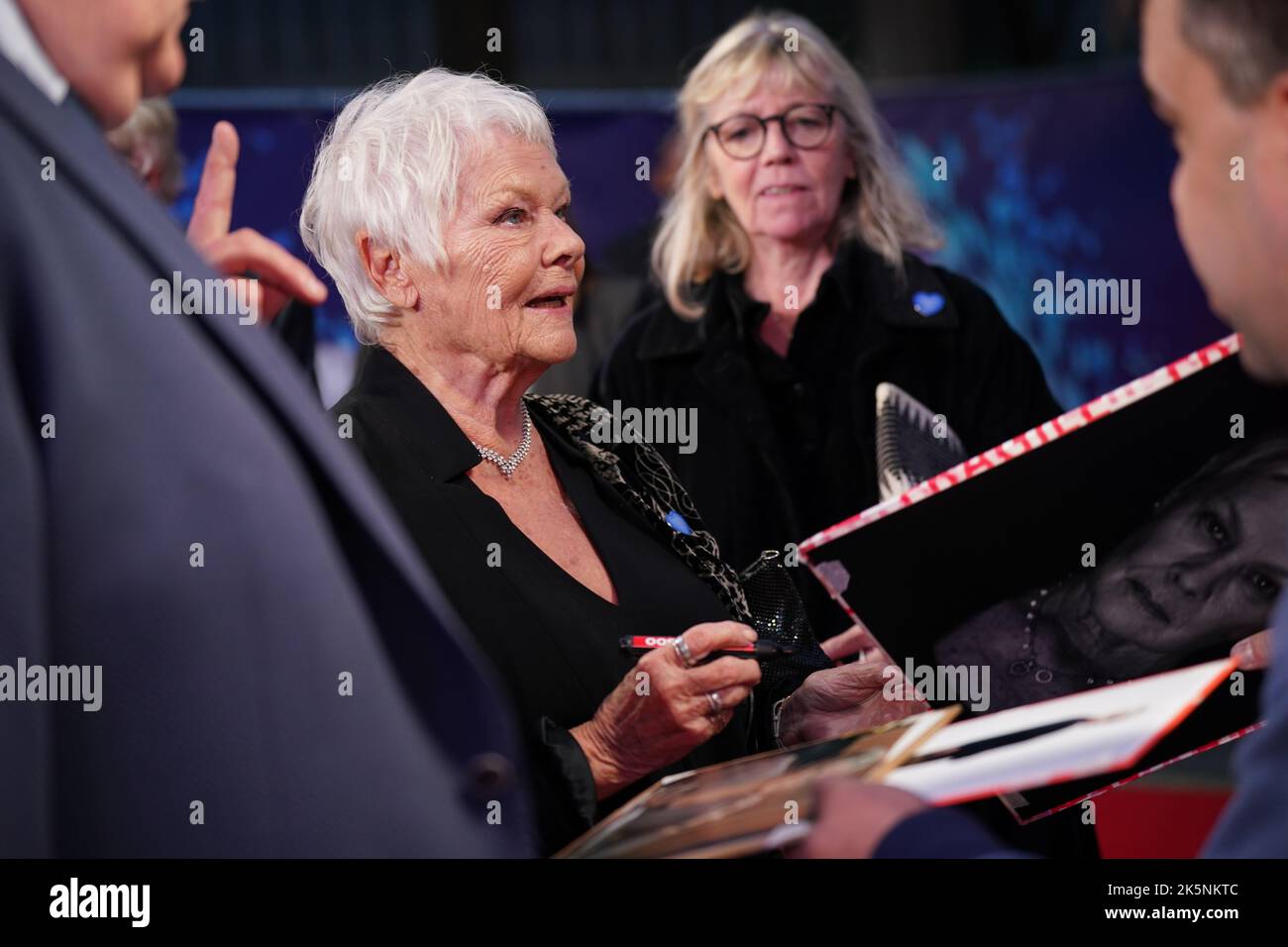 Dame Judi Dench signiert Autogramme, als sie zur Europa-Premiere von ...
