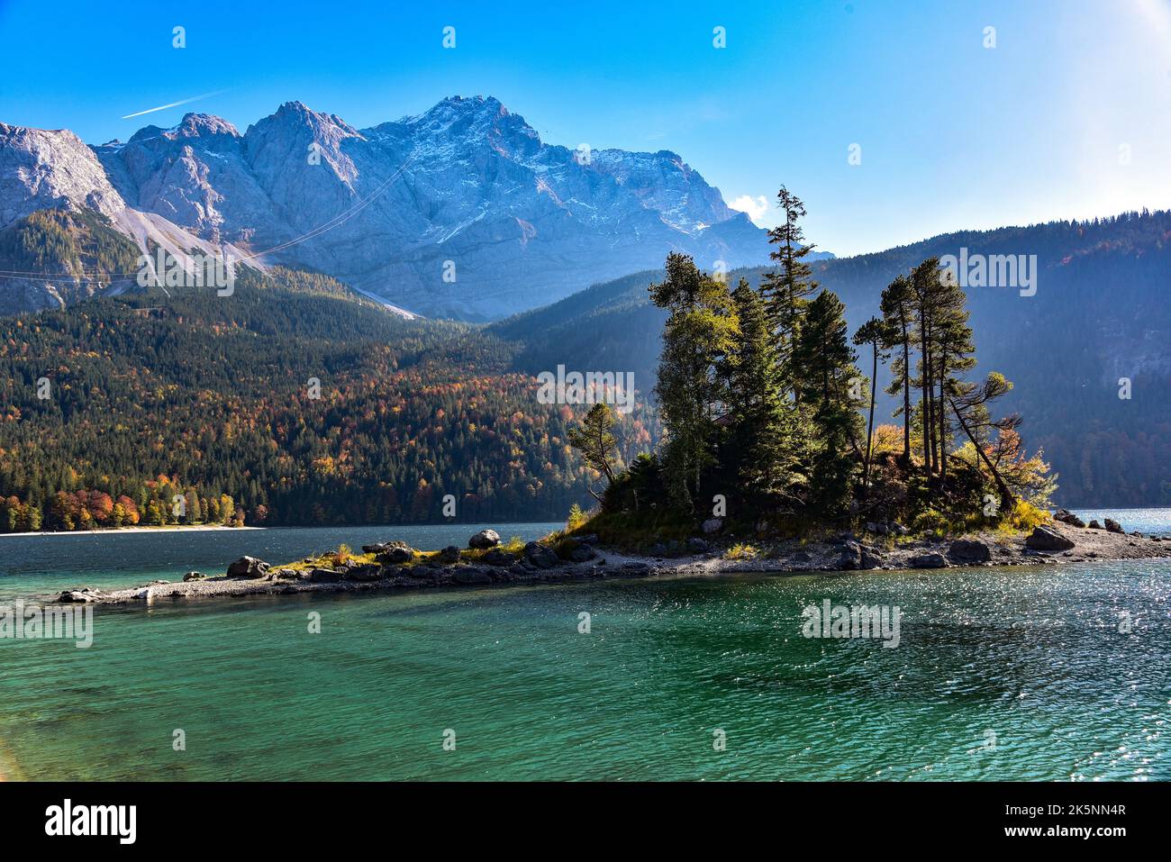 Insel im Eibsee bei Grainau, unterhalb der Zugspitze (2962 m) im Bezirk ...
