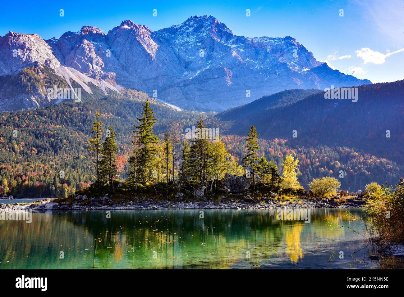 Insel im Eibsee bei Grainau, unterhalb der Zugspitze (2962 m) im Bezirk ...