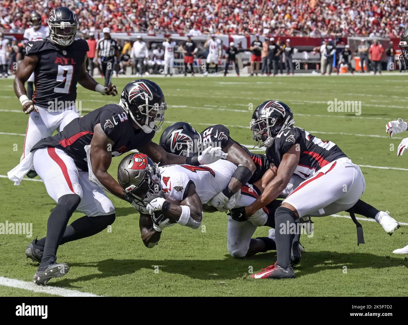 Tampa, Usa. 09. Oktober 2022. Atlanta Falcons Verteidiger Lorenzo ...