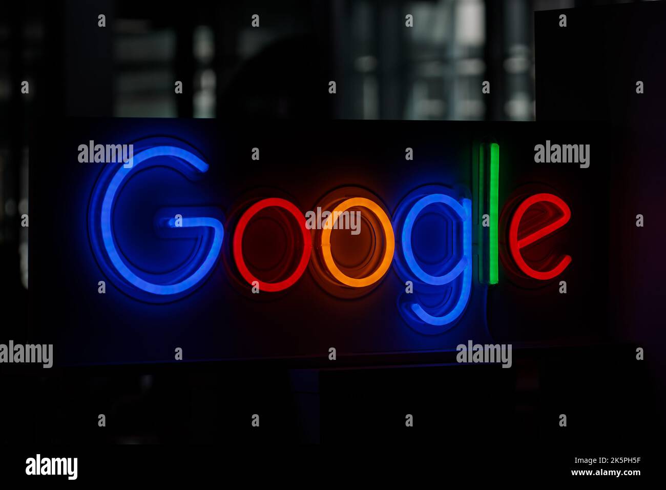 Google logo neon -Fotos und -Bildmaterial in hoher Auflösung – Alamy