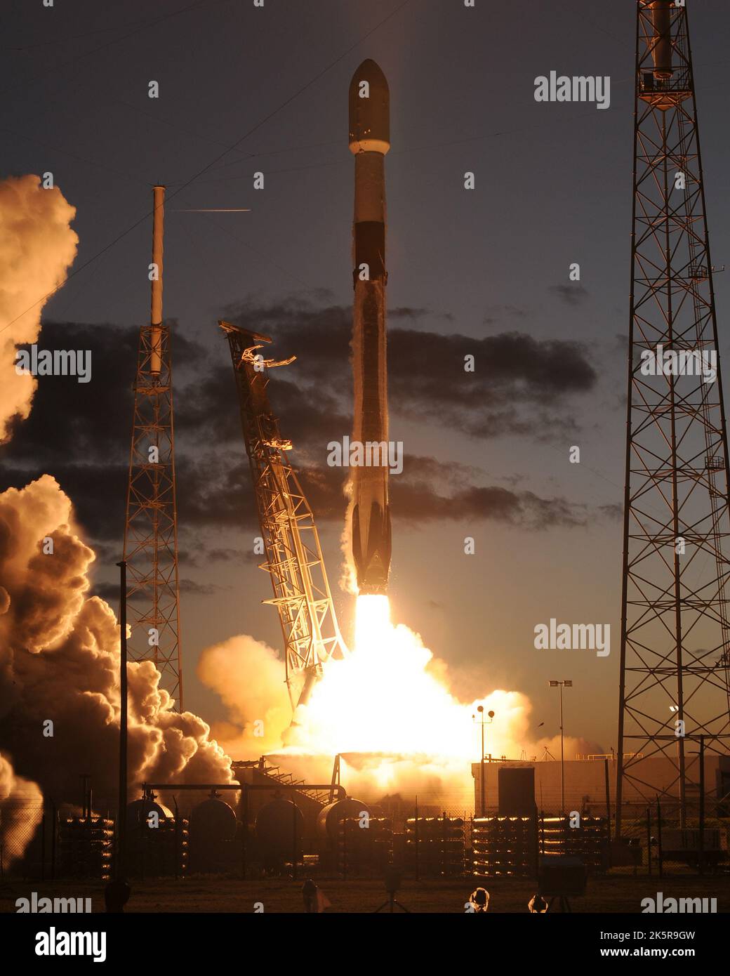 Am Samstag, den 8. Oktober 2022, startet eine SpaceX Falcon 9-Rakete ...