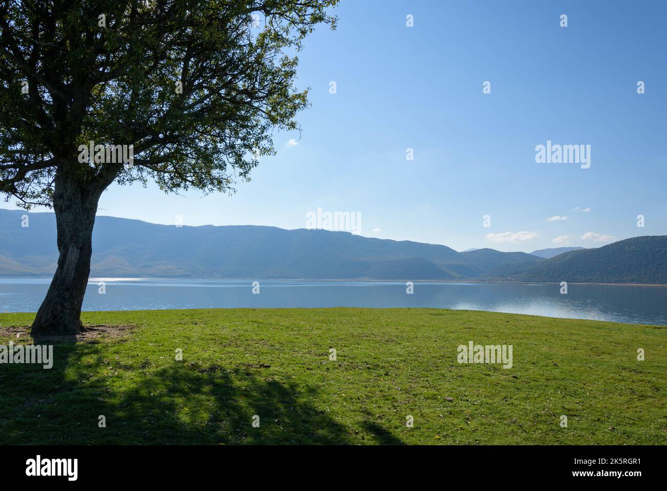 Wunderschöne Landschaft mit Blick auf den Prespa-See von einem Hügel ...