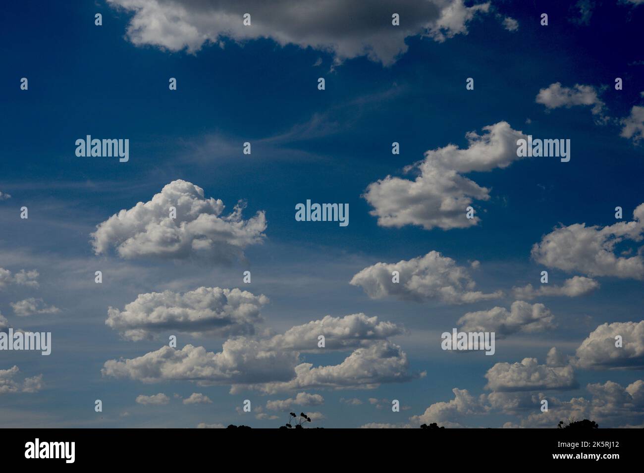 Immer blauer himmel -Fotos und -Bildmaterial in hoher Auflösung – Alamy