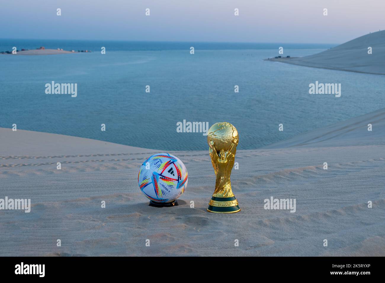 FIFA Football Worldcup Trophy Replica und Adidas Offizielle FIFA ...