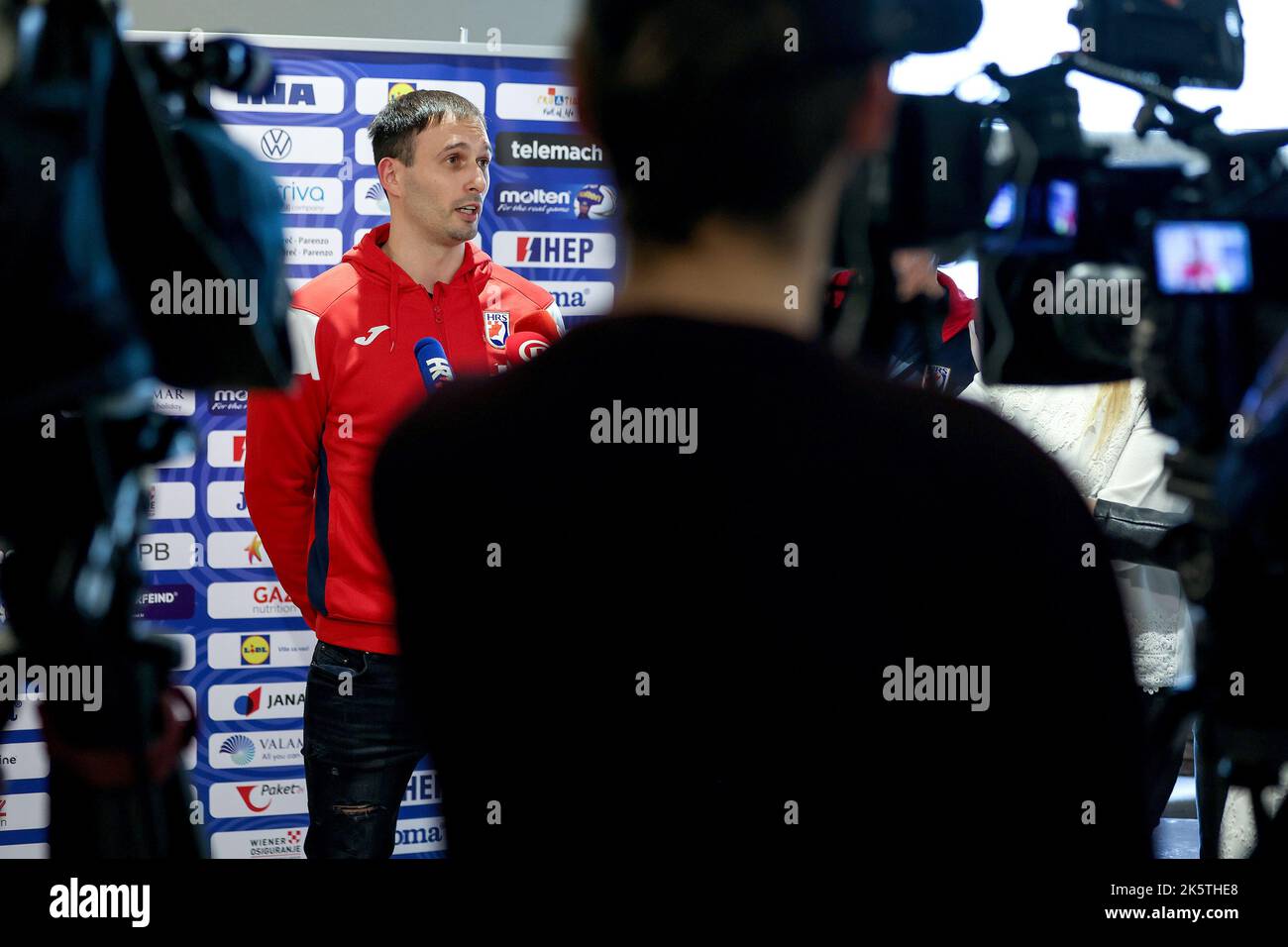 Der kroatische Handball-Nationalspieler Igor Karacic ist vor dem Westin ...