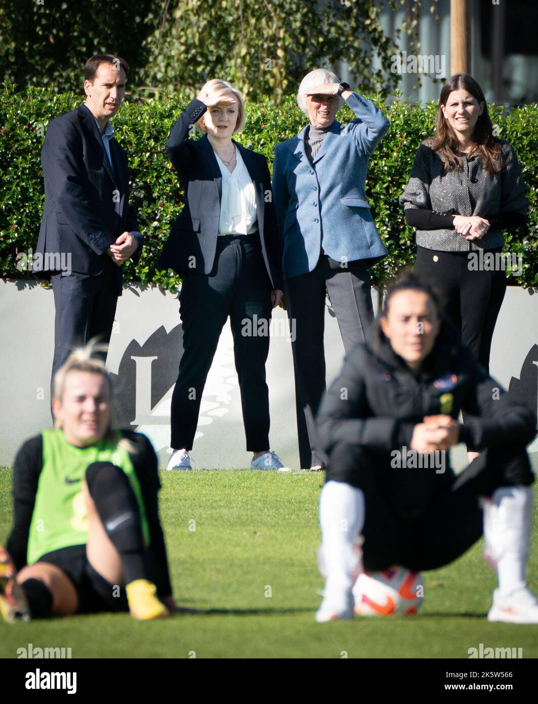 Premierministerin Liz Truss (Mitte) und Ministerin für Kulturmedien und ...