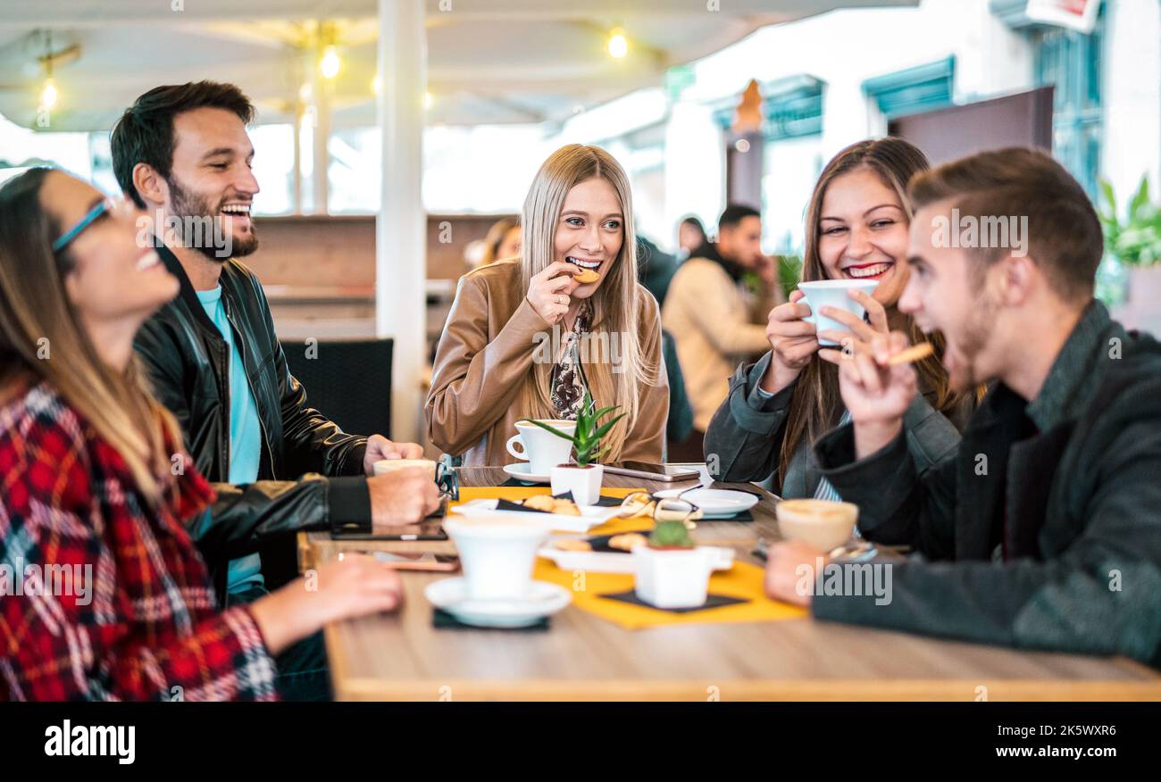 Spaß beim frühstück -Fotos und -Bildmaterial in hoher Auflösung - Seite ...