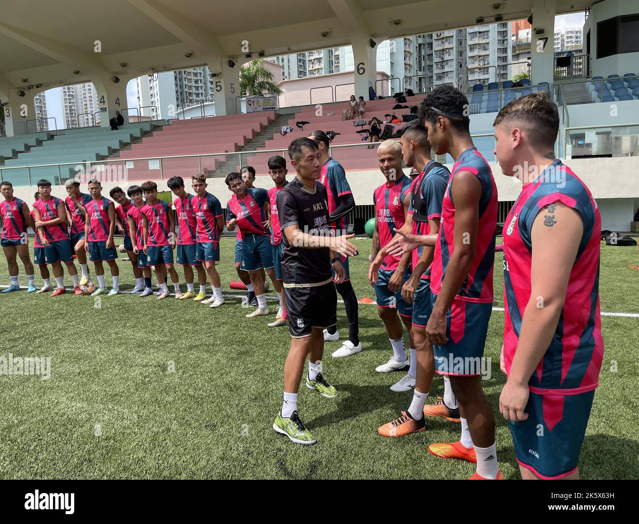 Trainer Kenneth Kwok Kar-Lok trifft seine Spieler am Sham Shui Po ...