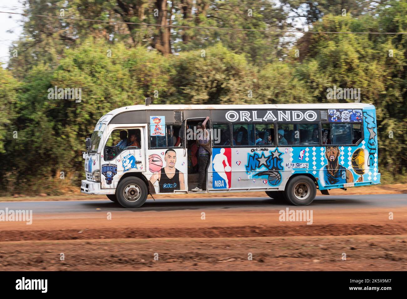 Ein Bus mit kundenspezifischer Lackierung, der entlang der Ngong Straße ...