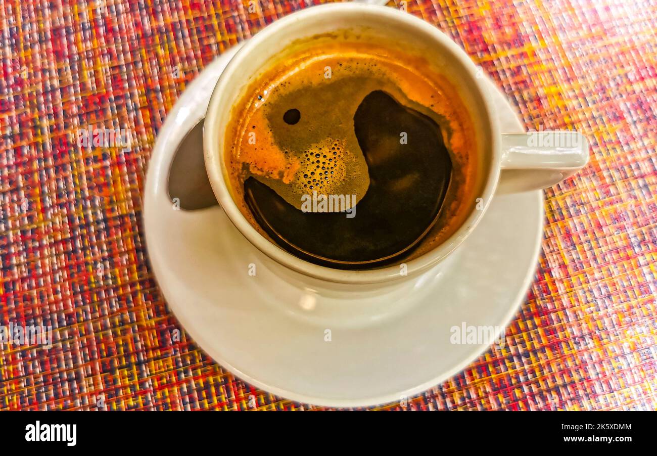 Glastasse von amerikanischem schwarzem Kaffee mit Löffel und Teller auf ...