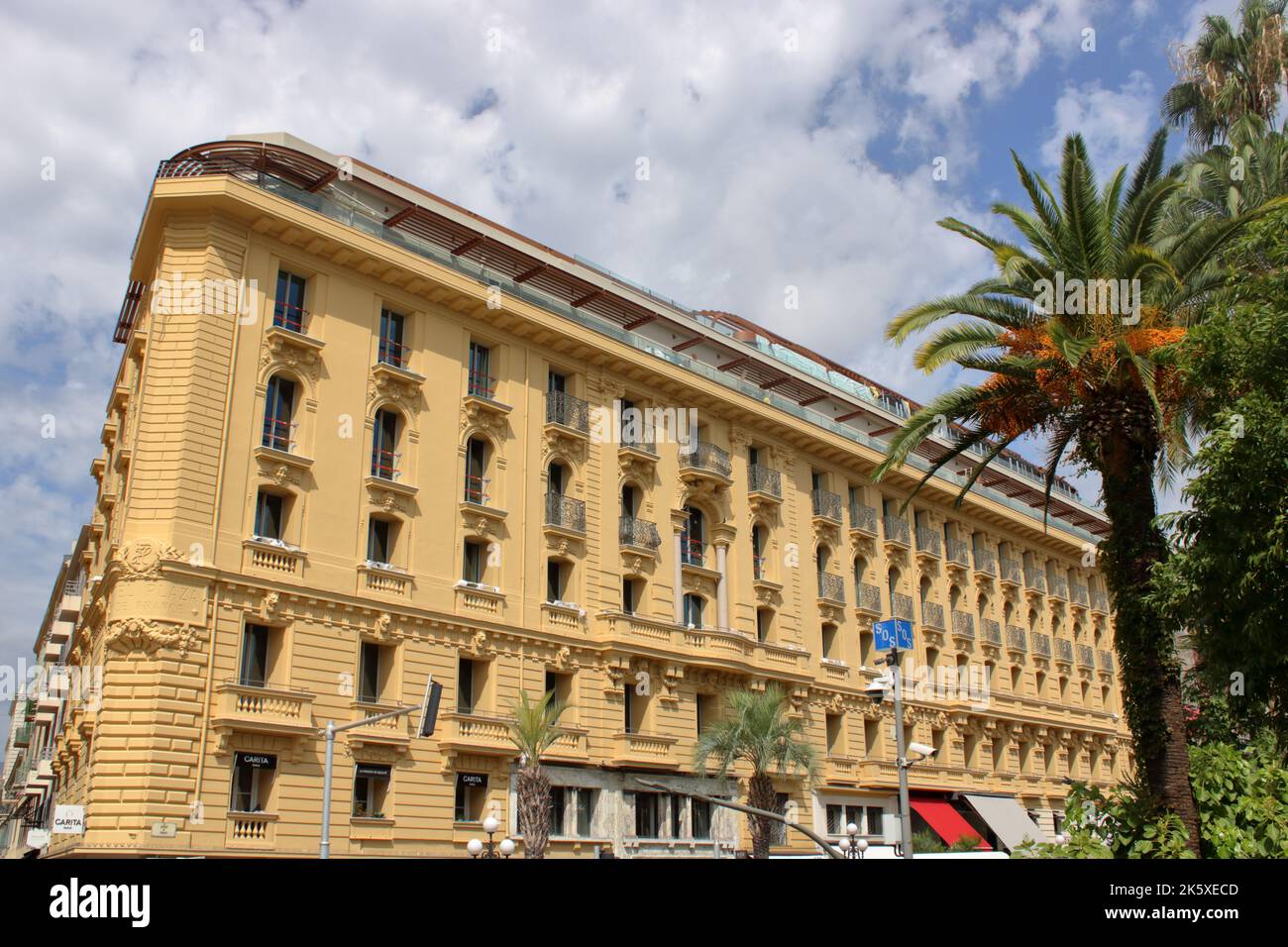 Abstrakte Ansicht eines gelb gestrichenen Grand Building aus dem 19 ...