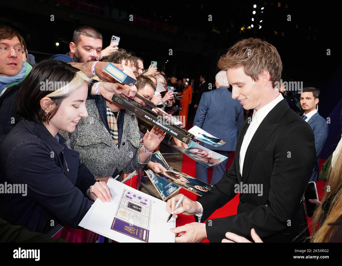 Eddie Redmayne gibt Autogramme, als er an der britischen Premiere von ...