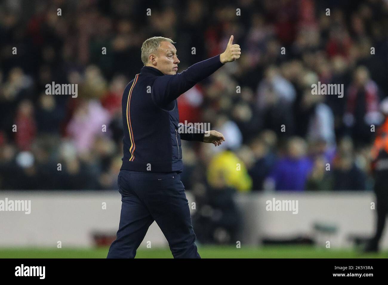 Steve Cooper Manager von Nottingham Forest gibt den Fans die Daumen ...