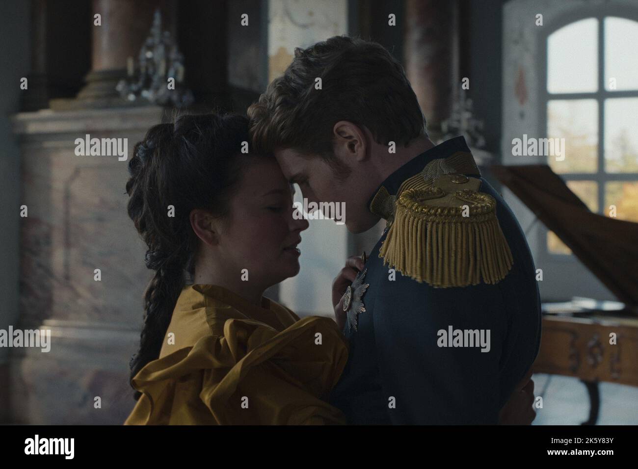 DIE KAISERIN (aka DIE KAISERIN), von links: Devrim LingNaus als Elisabeth von Wittelsbach ...