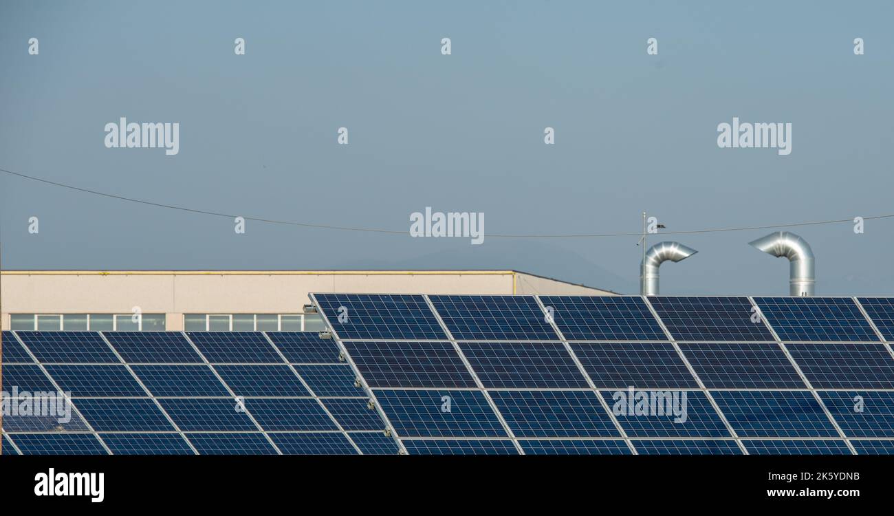 Photovoltaik-Paneele, um Energie mit der Sonne zu erzeugen ...