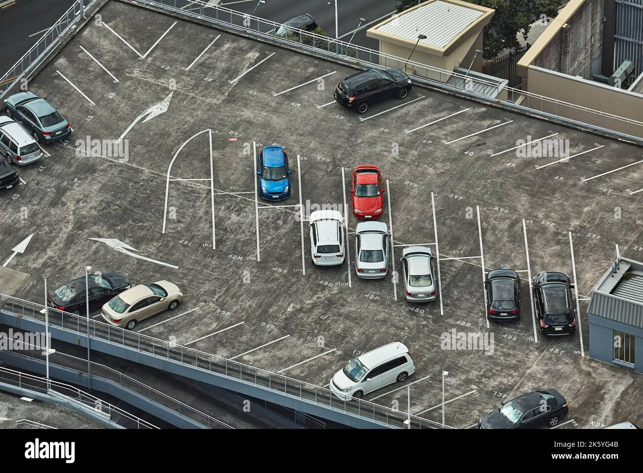 Autos auf dem dach des parkhauses -Fotos und -Bildmaterial in hoher ...