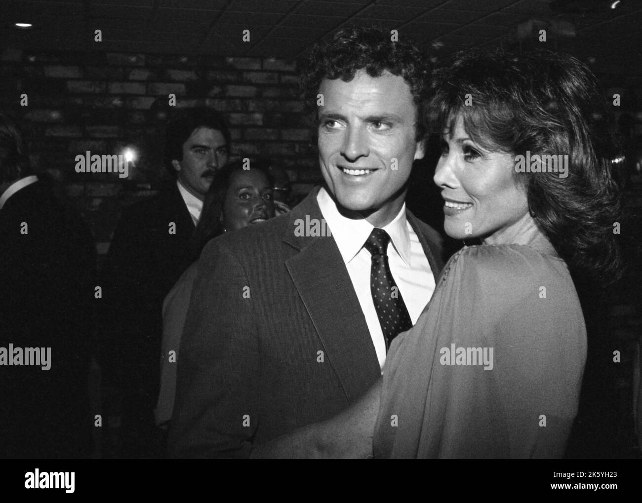 Kevin Dobson und Michele Lee beim All-Star-Hauptgeschäftscocktail nach ...