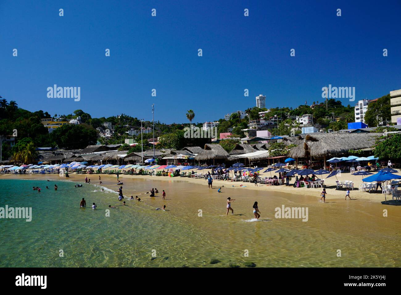 Playa caletilla beach acapulco mexico -Fotos und -Bildmaterial in hoher Auflösung – Alamy