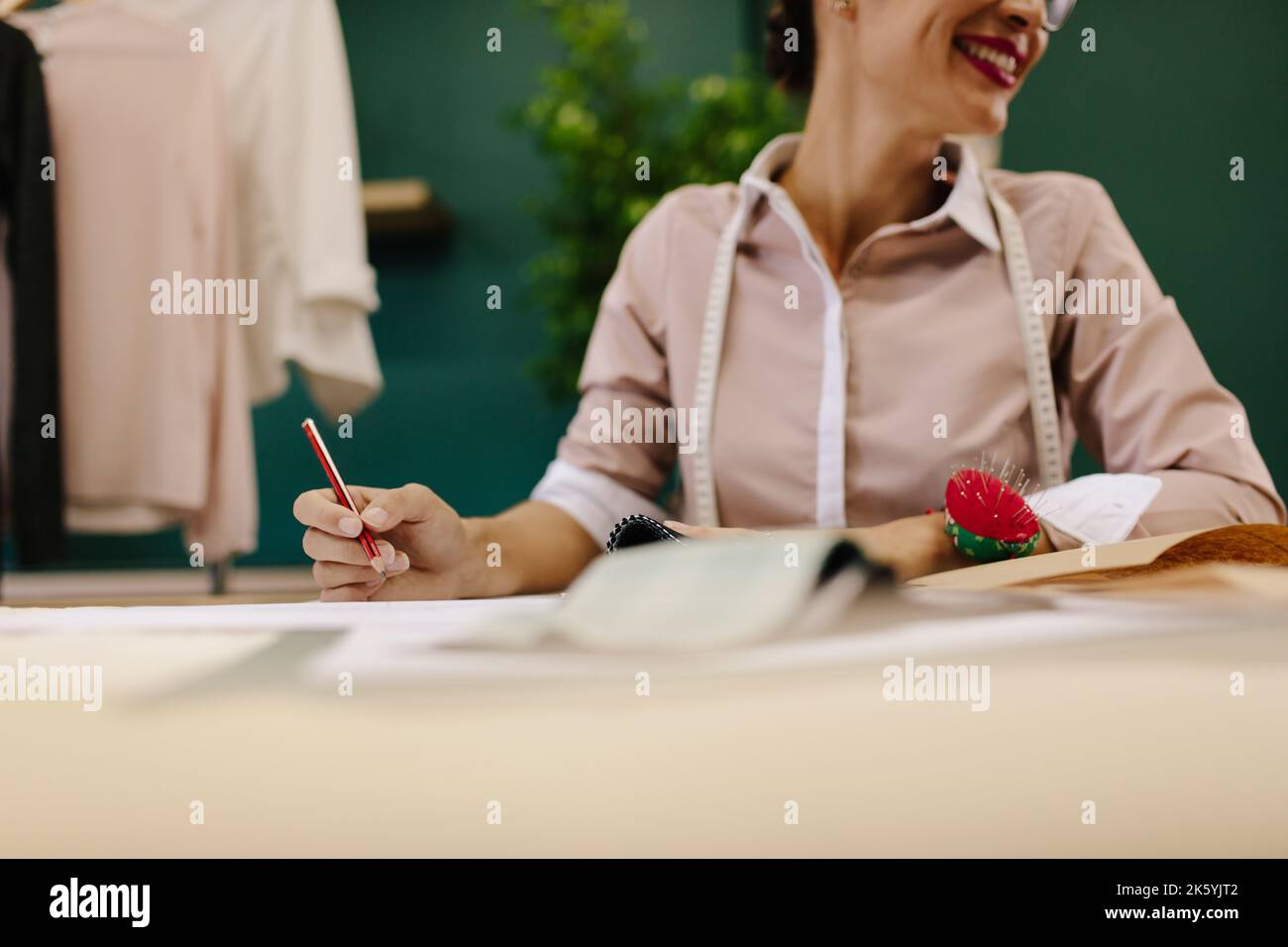 Designer fashion -Fotos und -Bildmaterial in hoher Auflösung – Alamy