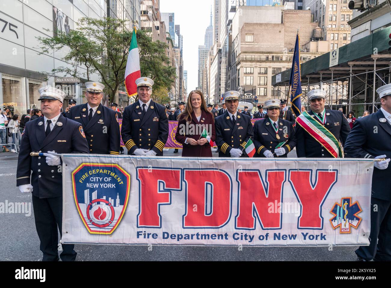 Die amtierende FDNY-Kommissarin Laura Kavanagh marschiert am 10 ...