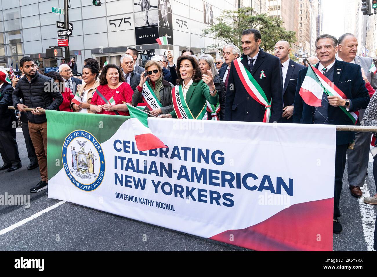 New York, USA, 10. Oktober 2022. Die Gouverneurin Kathy Hochul (C) marschiert am 10. Oktober ...