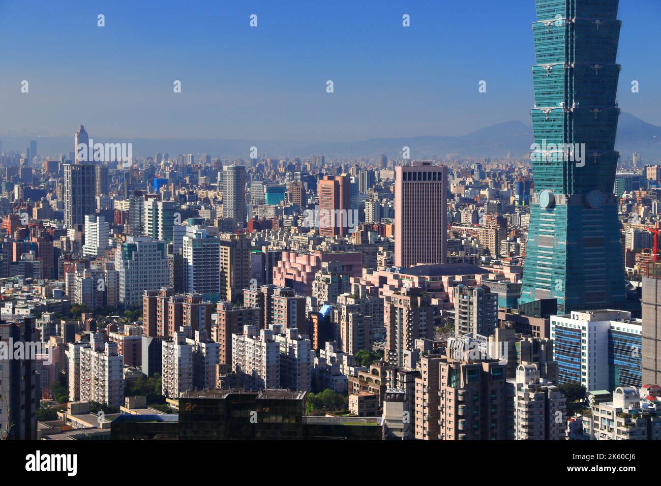 Taipei City Skyline von Daan und Xinyi Viertel vom Elephant Mountain aus gesehen. Taipeh, Taiwan ...