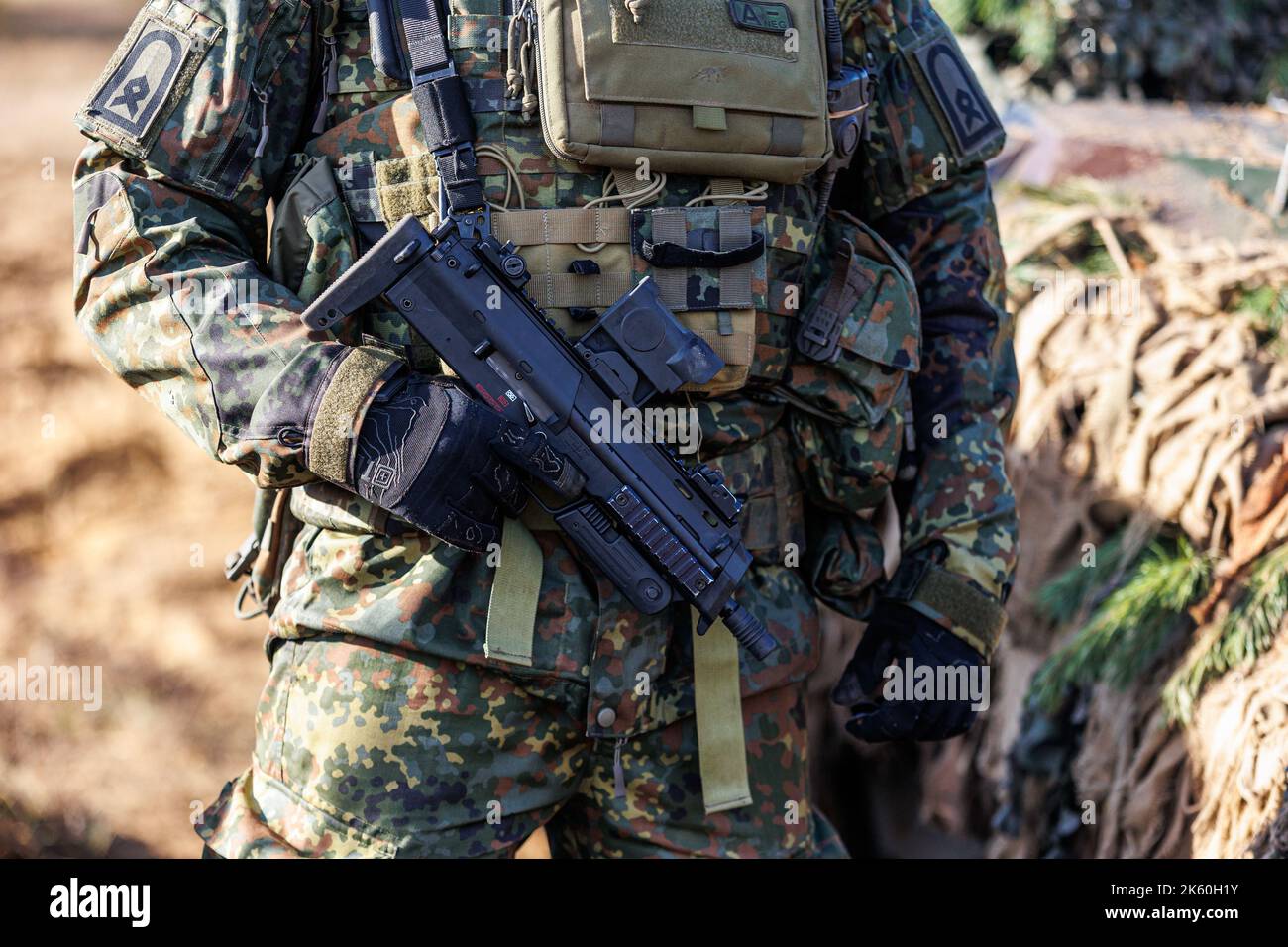 Rukla, Litauen - 2022. Oktober 10: Deutschland NATO-Soldaten mit voller ...