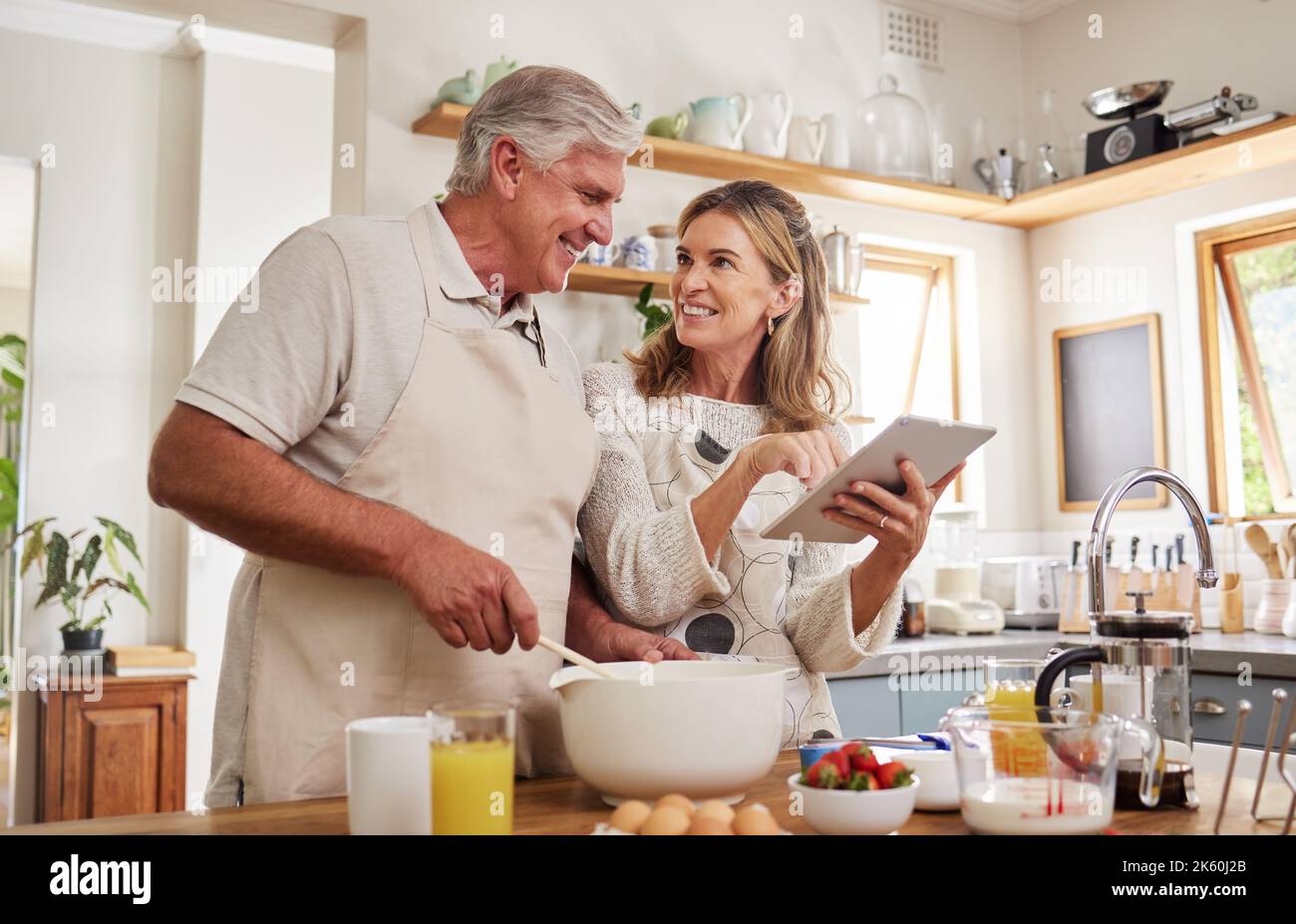 Kochen, Tablet und ältere Paare mit Video für Frühstück Essen im ...