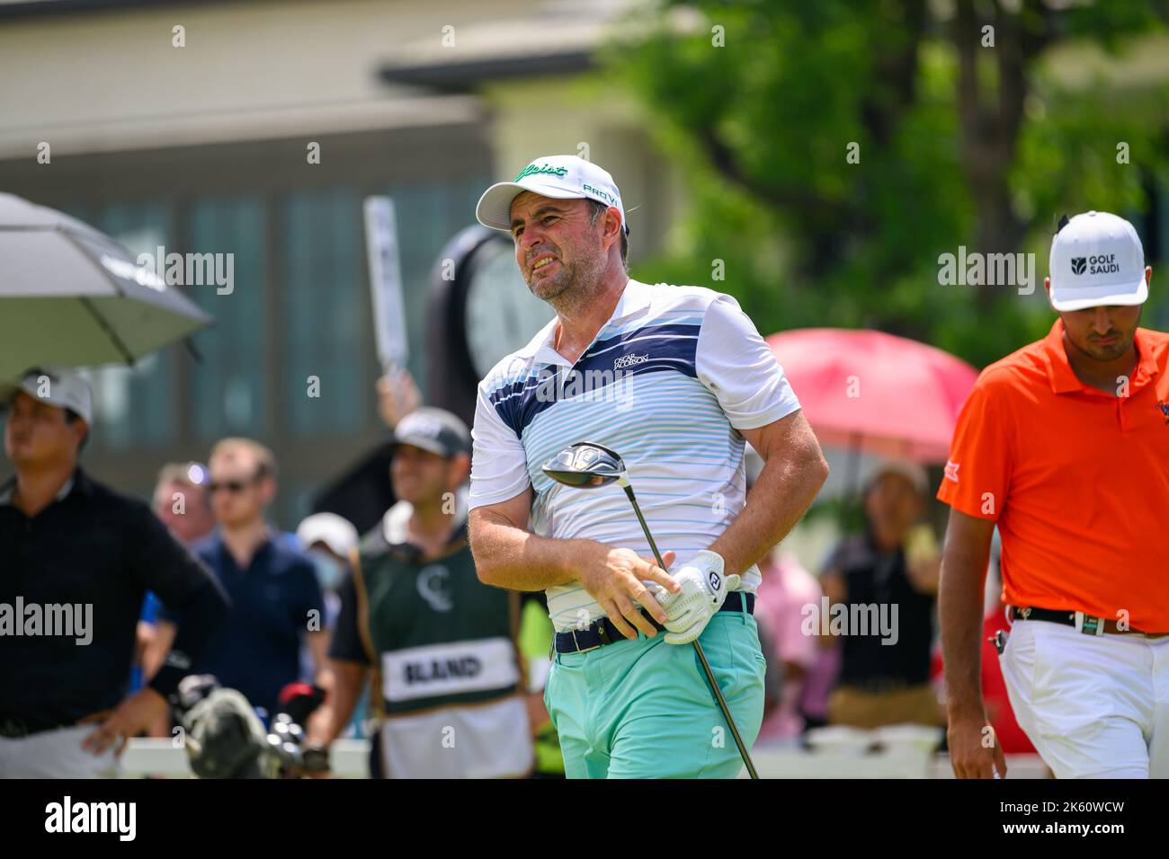 Richard Bland aus England schlägt sich in Loch 10 während der ...
