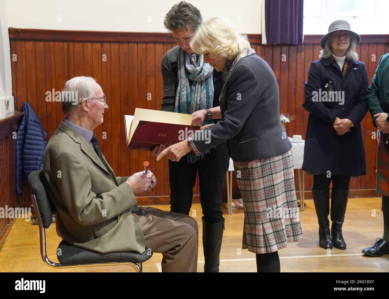 Die Queen Consort spricht mit Rev. Addie, einer Ballaterin, die 1947 ...