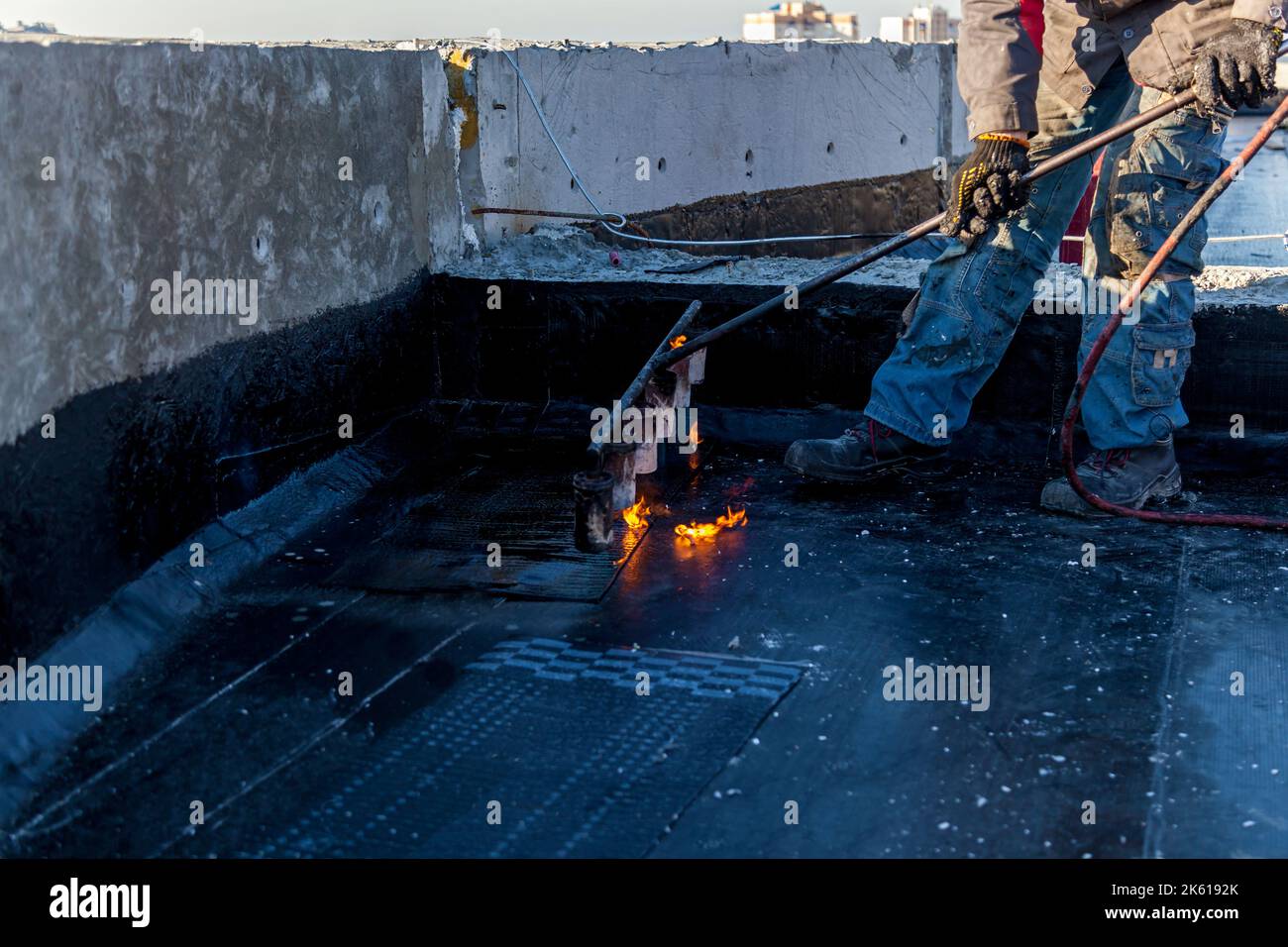 Verlegung und Installation von Dacheindeckung, bituminöse Abdichtung ...