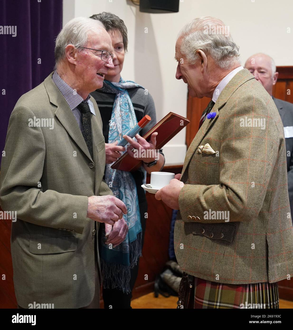 König Charles III. Spricht mit Rev. Addie (links), einem Ballater, der ...