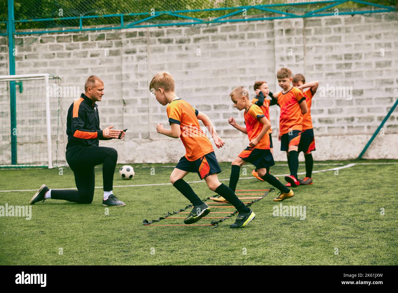 Sporttraining mit Trainer. Vorbereitung auf den Sportwettbewerb ...