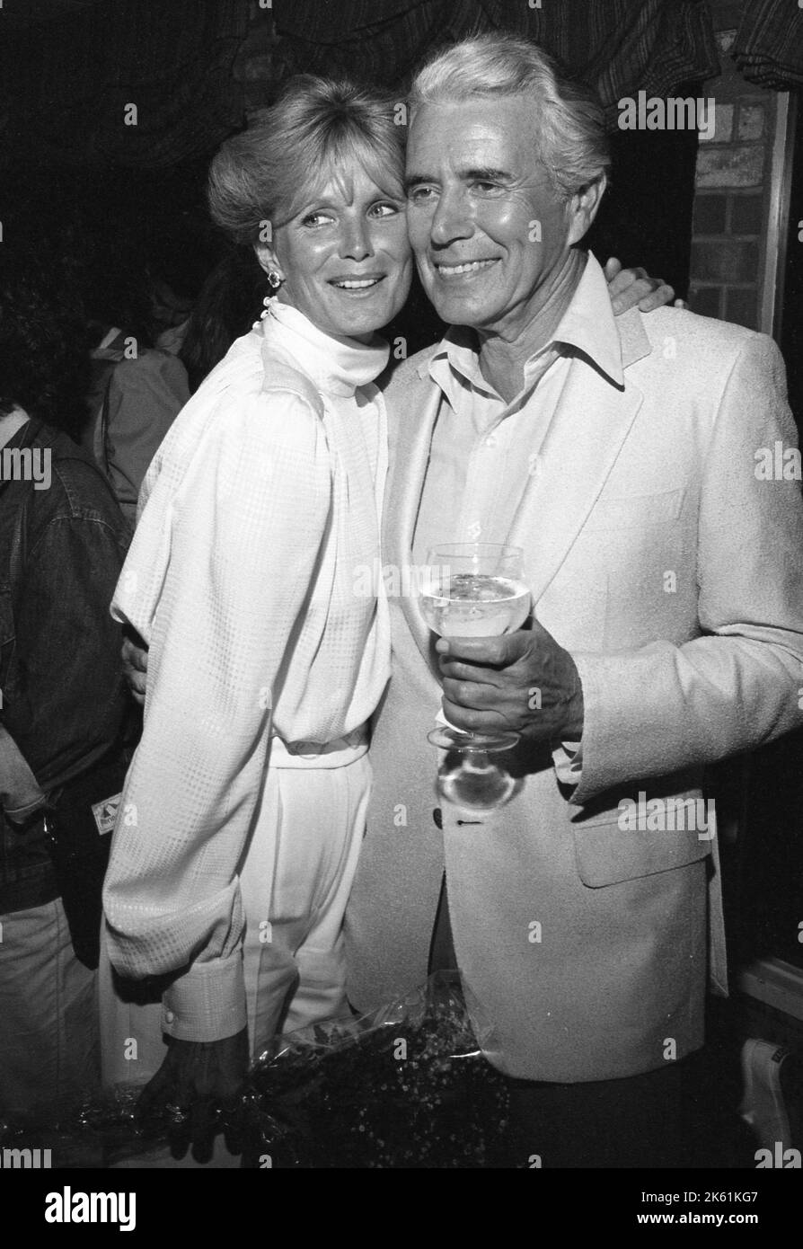 Linda Evans und John Forsythe beim All-Star Primtime Special Cocktail ...