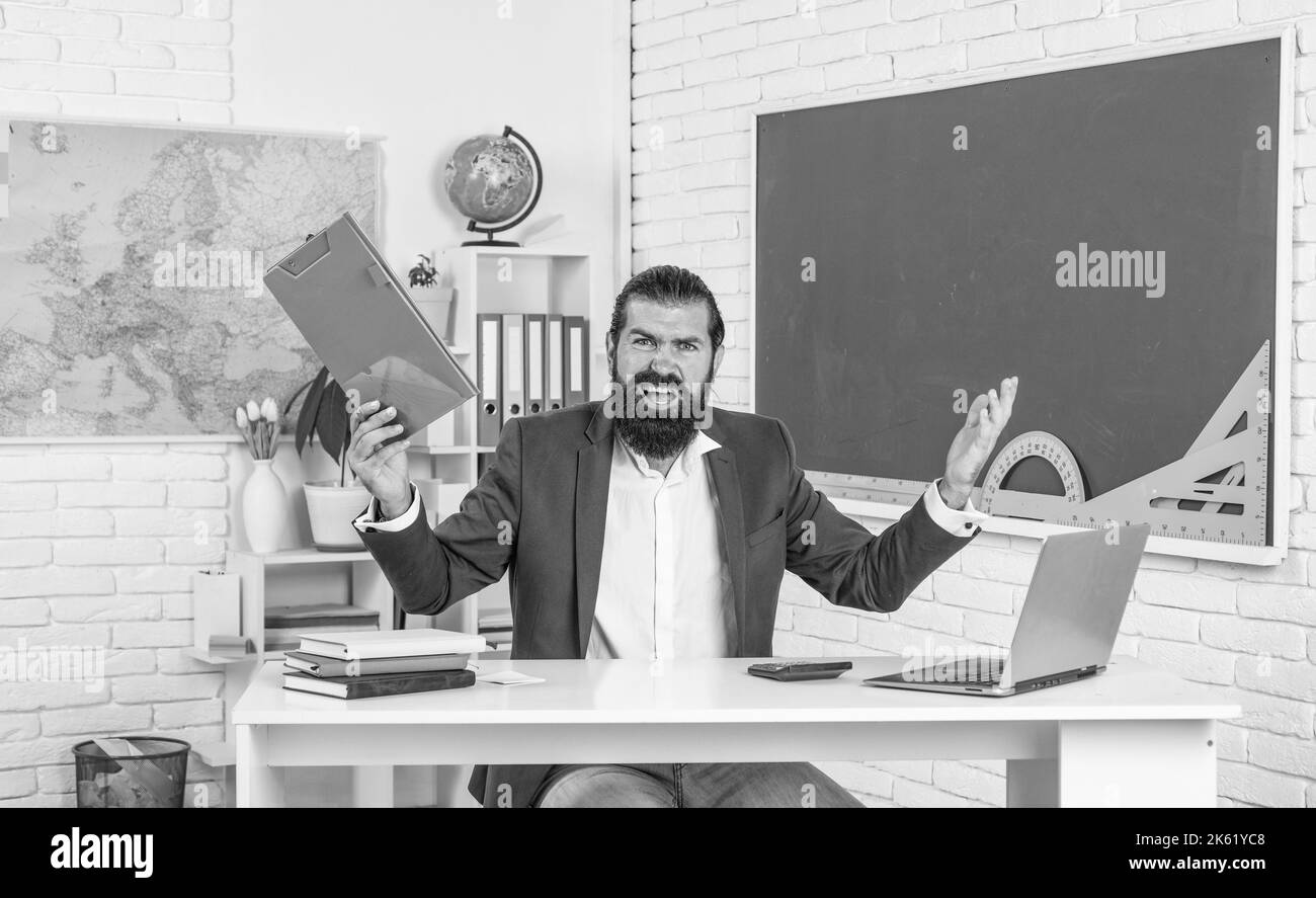 Reifer bärtiger Mann Lehrer in Kostüm sitzen in der Schule Klassenzimmer mit Tafel, Schule ...