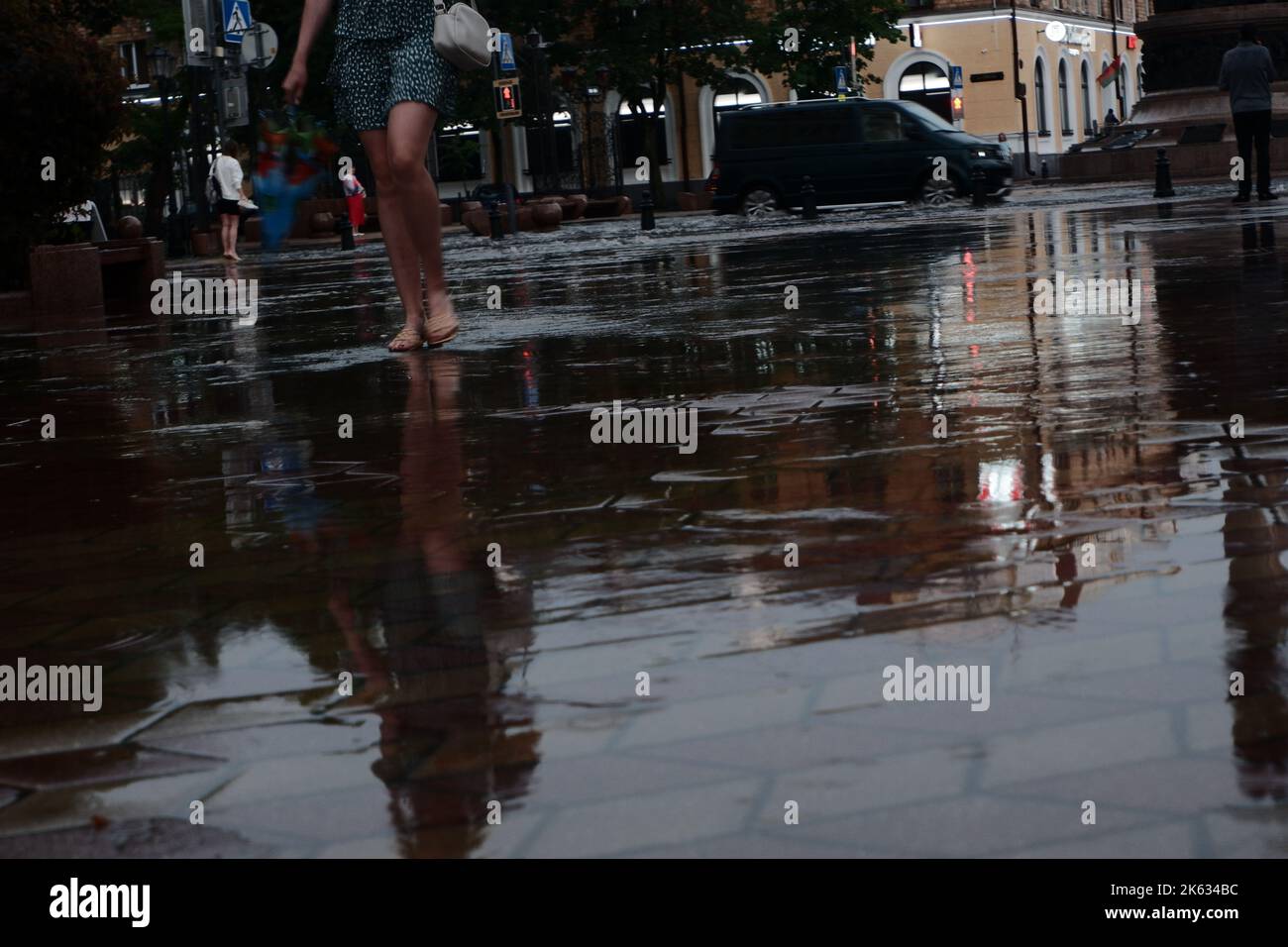 Walking barefoot city -Fotos und -Bildmaterial in hoher Auflösung ...