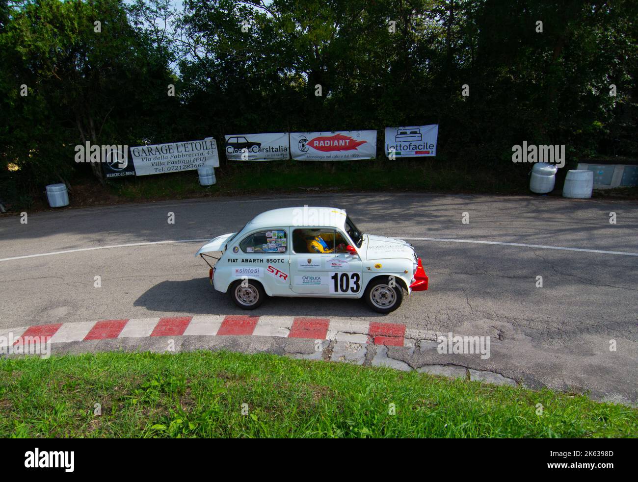 PESARO - ITALIEN - OTT 09 - 2022 : Rallye der Oldtimer fiat 600 ABARTH ...