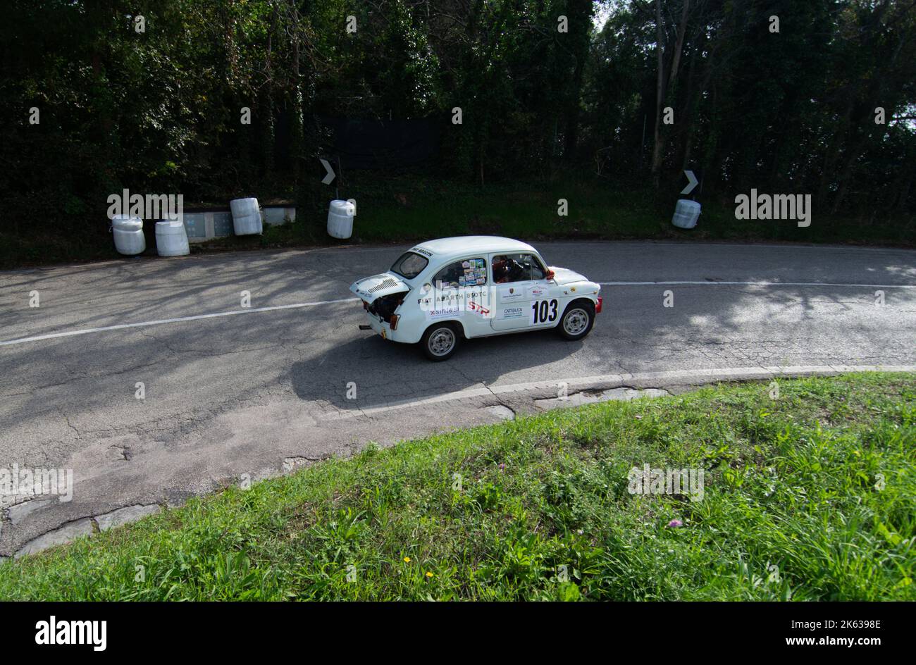 PESARO - ITALIEN - OTT 09 - 2022 : Rallye der Oldtimer fiat 600 ABARTH ...