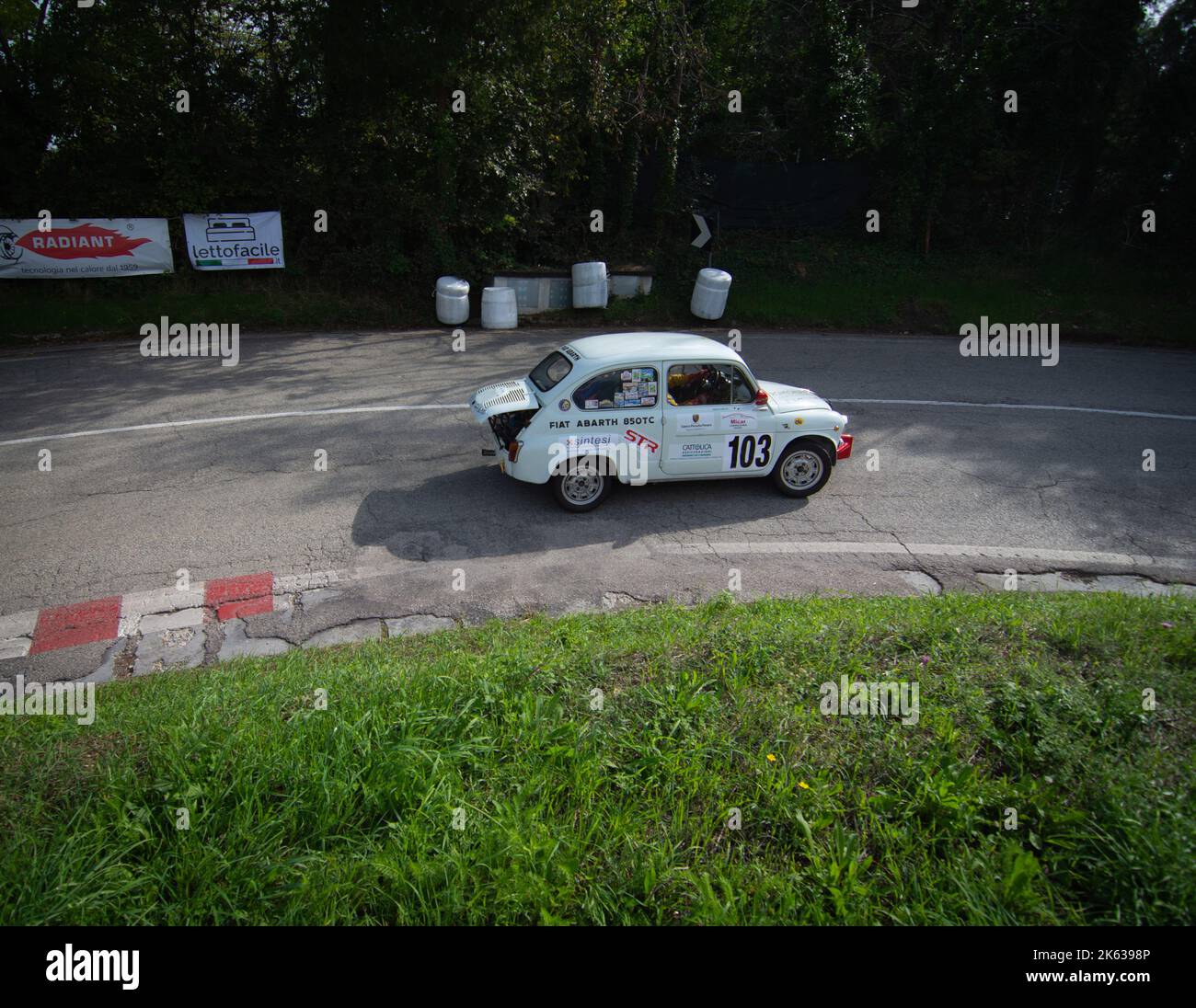PESARO - ITALIEN - OTT 09 - 2022 : Rallye der Oldtimer fiat 600 ABARTH ...