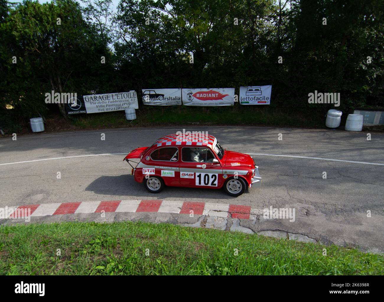 PESARO - ITALIEN - OTT 09 - 2022 : Rallye der Oldtimer fiat 600 ABARTH ...