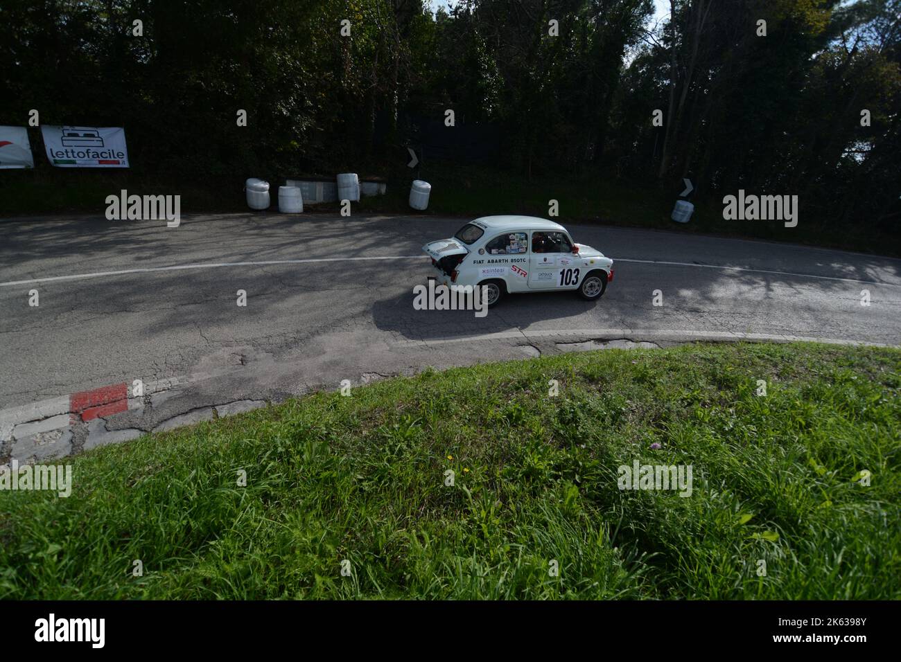 PESARO - ITALIEN - OTT 09 - 2022 : Rallye der Oldtimer fiat 600 ABARTH ...