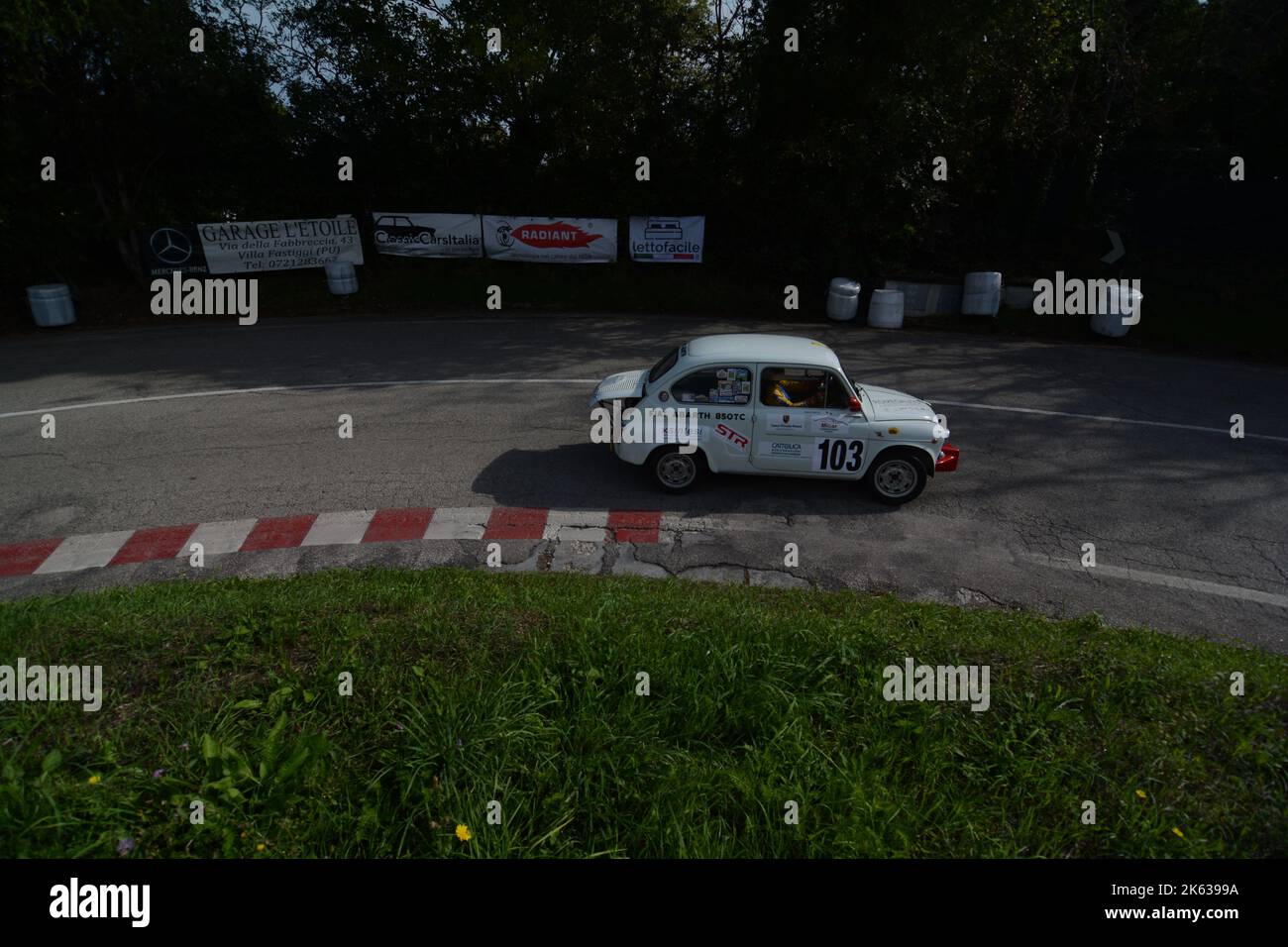 PESARO - ITALIEN - OTT 09 - 2022 : Rallye der Oldtimer fiat 600 ABARTH ...