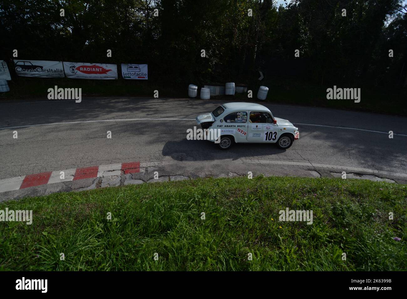 PESARO - ITALIEN - OTT 09 - 2022 : Rallye der Oldtimer fiat 600 ABARTH ...