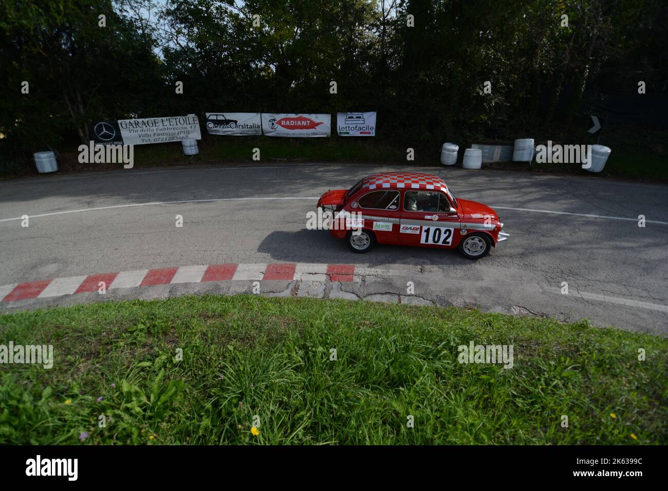 PESARO - ITALIEN - OTT 09 - 2022 : Rallye der Oldtimer fiat 600 ABARTH ...