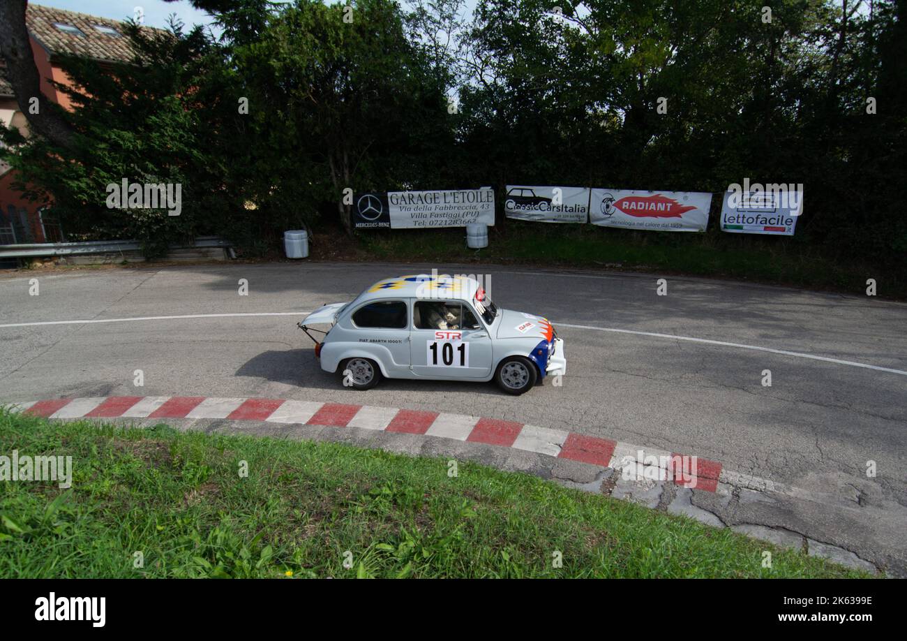PESARO - ITALIEN - OTT 09 - 2022 : Rallye der Oldtimer fiat 600 ABARTH ...