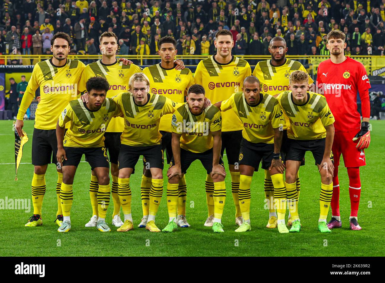 DORTMUND, DEUTSCHLAND - OKTOBER 11: Torwart Gregor Kobel von Borussia ...