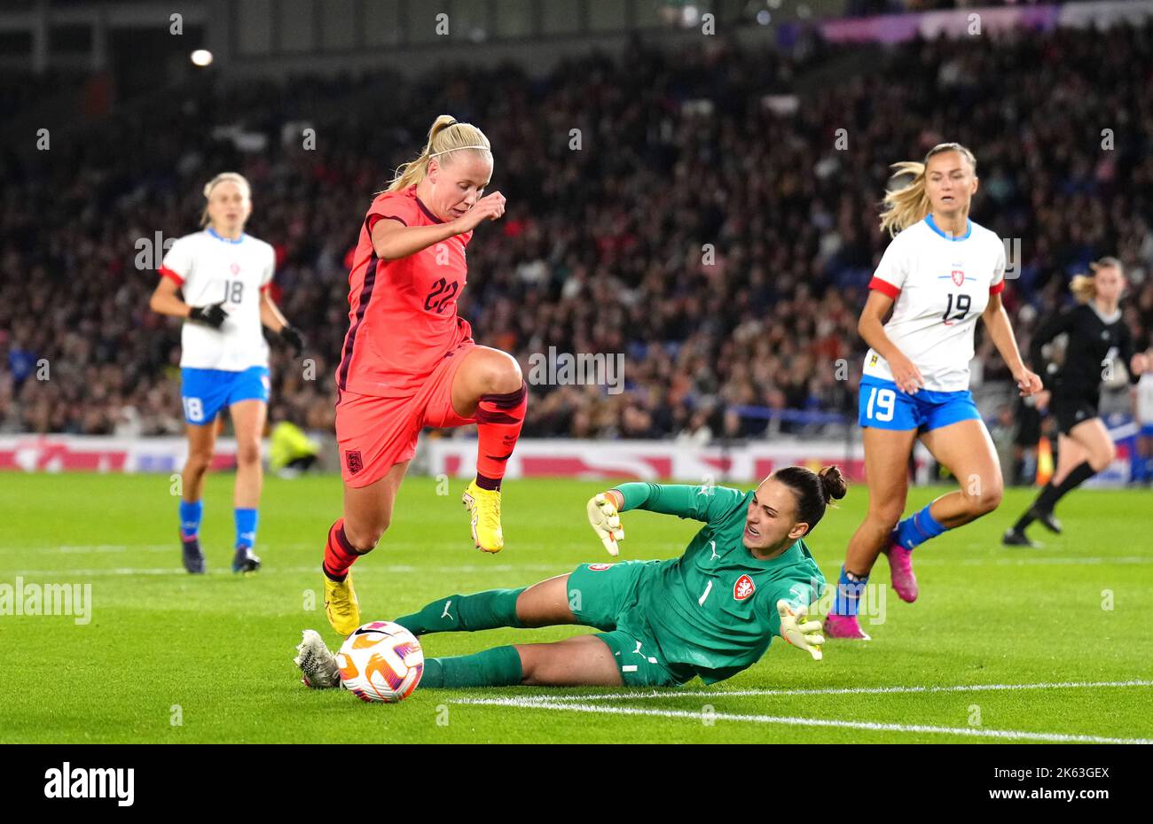 Die Engländerin Beth Mead (links) versucht, beim internationalen ...
